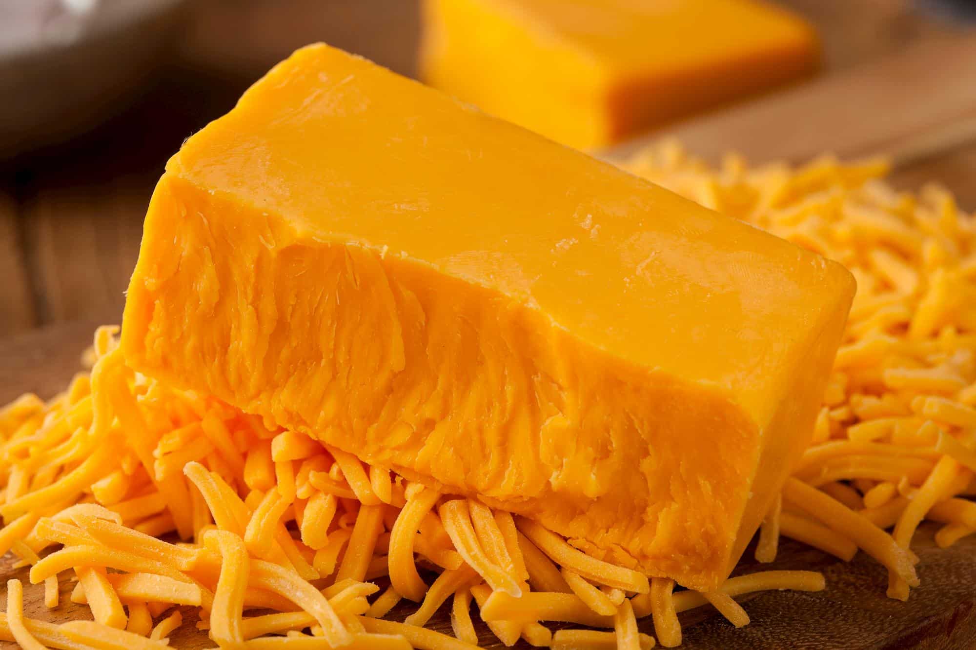 El queso cheddar: historia, recetas y curiosidades de un sabor icónico